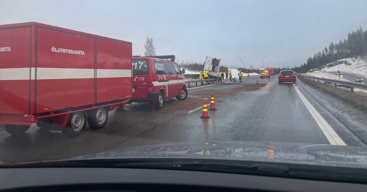 Rekka luisui keskikaiteen yli Nelostiellä – tielle valui öljyä ja ...