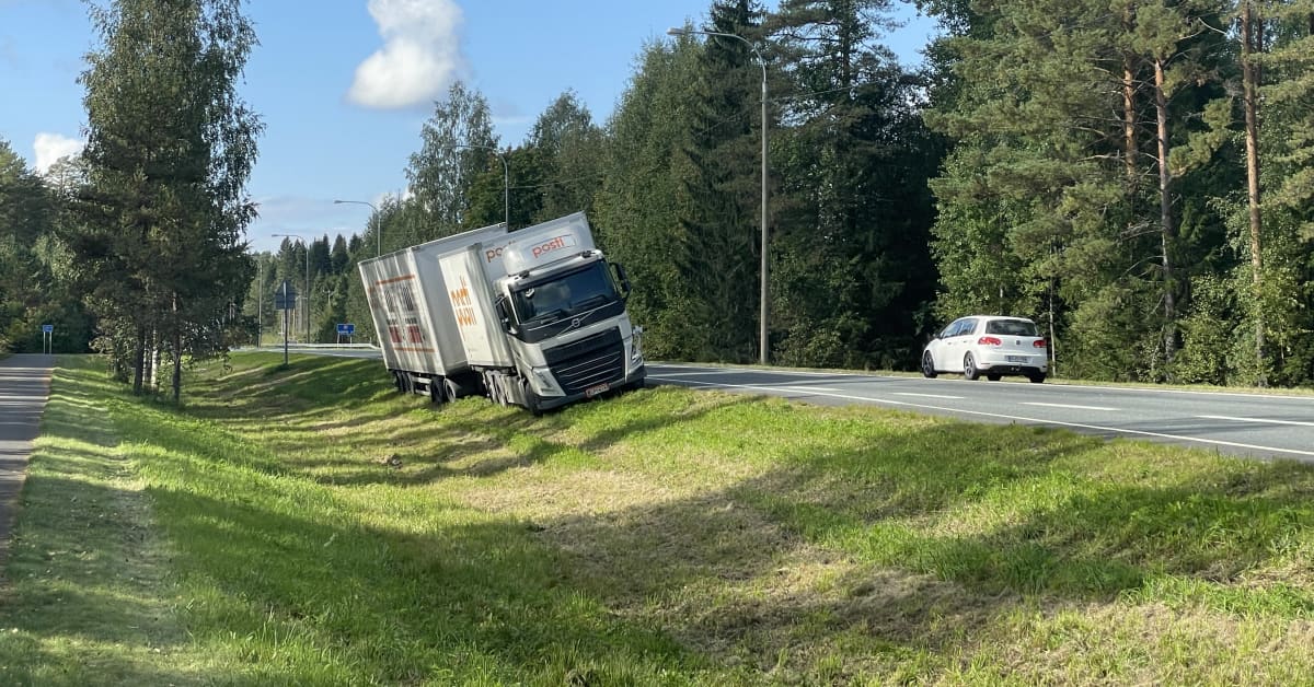 Mopoauto ja rekka kolaroivat Kuopiossa – mopoauton noin 70-vuotias kuljettaja loukkaantui ...