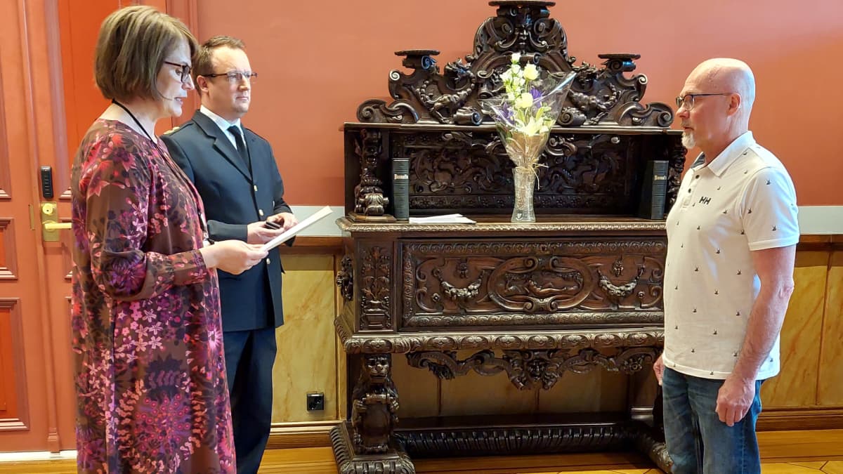 Kuopiolaismies pelasti jäihin uponneen moottorikelkkailijan ja sai ...