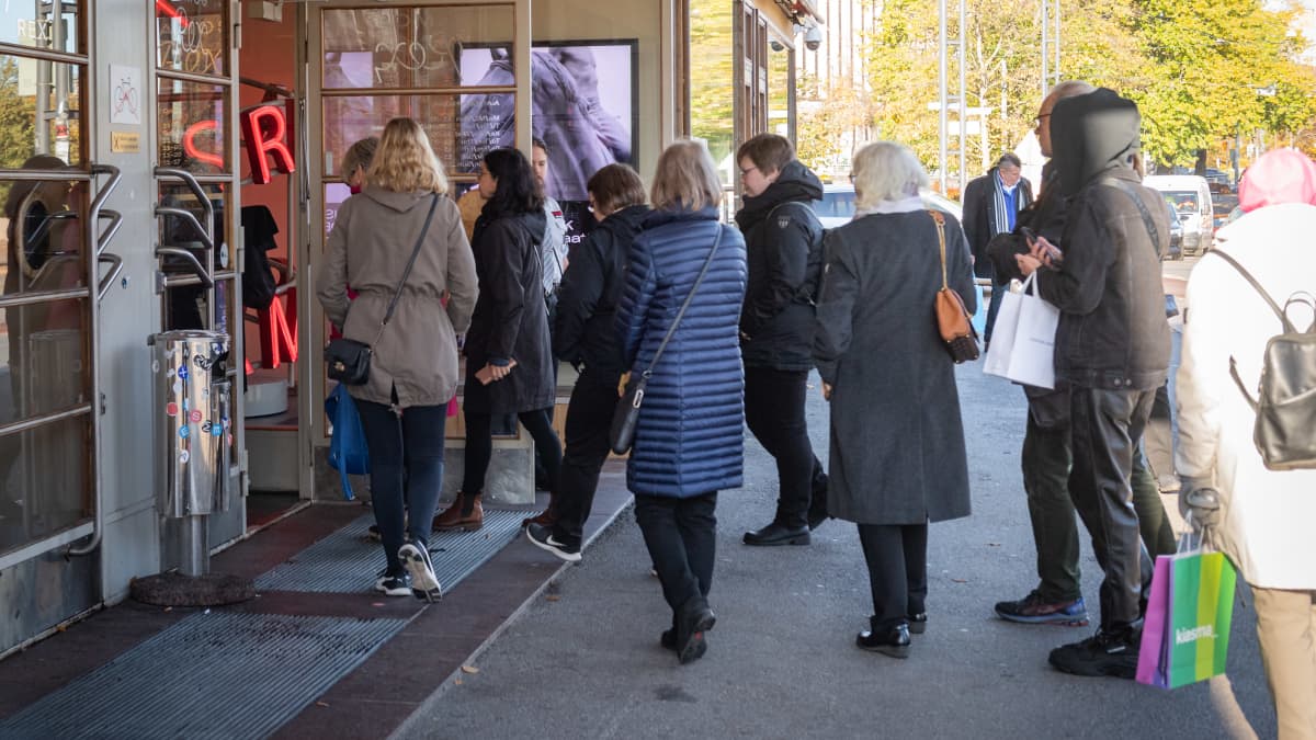 Taidenäyttelyt vetävät jälleen väkeä – suosituimpiin jonotetaan | Yle ...