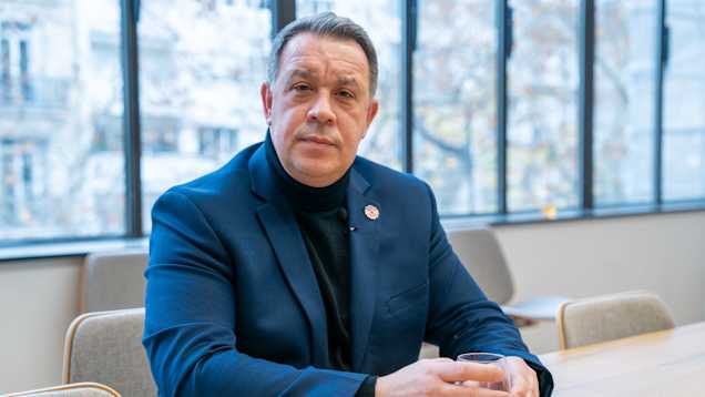 Kuvassa David Pelicot istuu pöydän ääressä UN Womanin toimistolla Pariisissa joulukuussa 2025. 