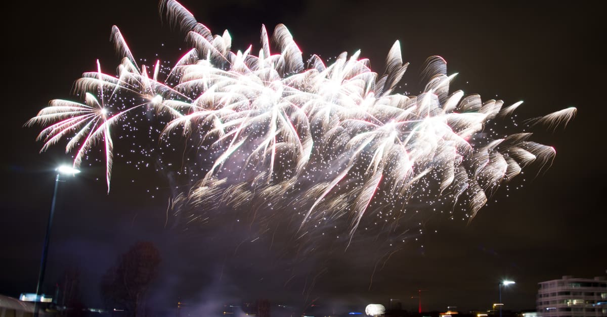 Osa kaupungeista on vaihtanut raketit valoihin tai pyroihin – syynä ...