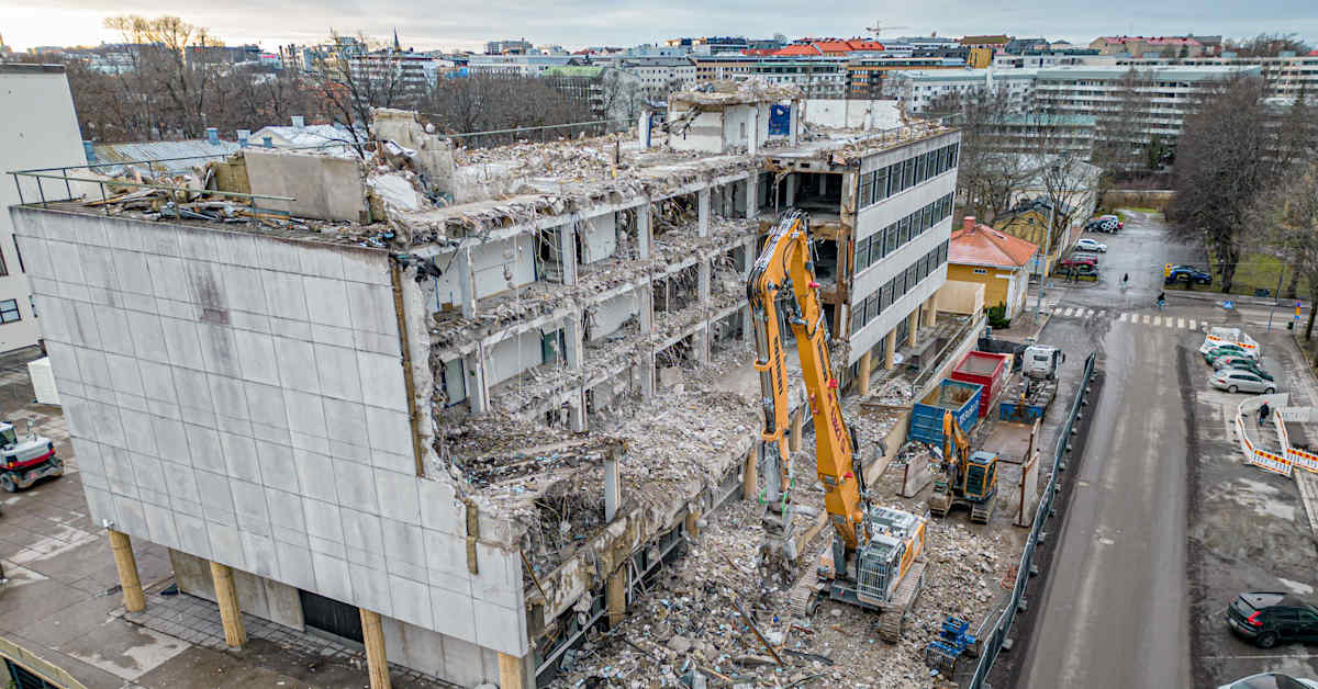 Gadolinia jämnas nu med marken för att ge plats för kvarteret Stjärnan – rivningen ska vara klar ...