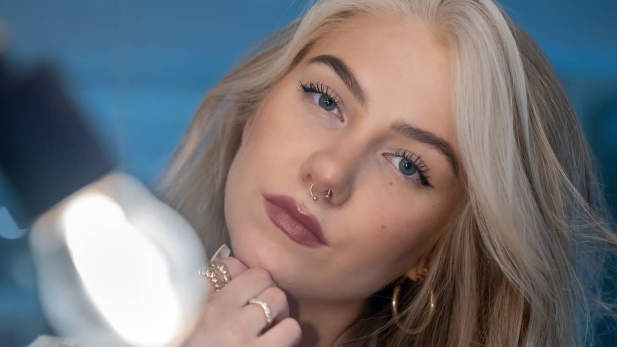 Laulaja Evelina, 25, saa osakseen tytöttelyä – pahimmat kommentit ovat ...