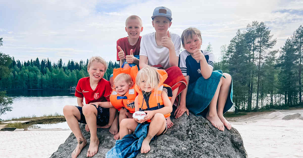Savolaisten lapsilla ei ole kesälomaa – suurperhe pitää kotikoulua ja ...