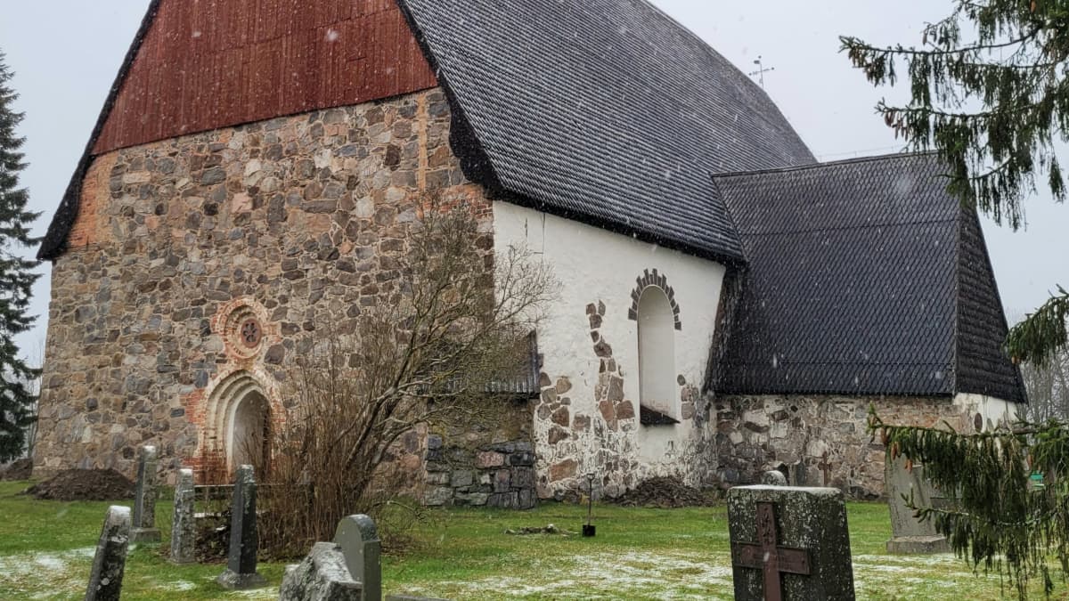 Isonkyrön 500-vuotiaassa kirkossa kuljetaan nyt pitkospuita pitkin ...