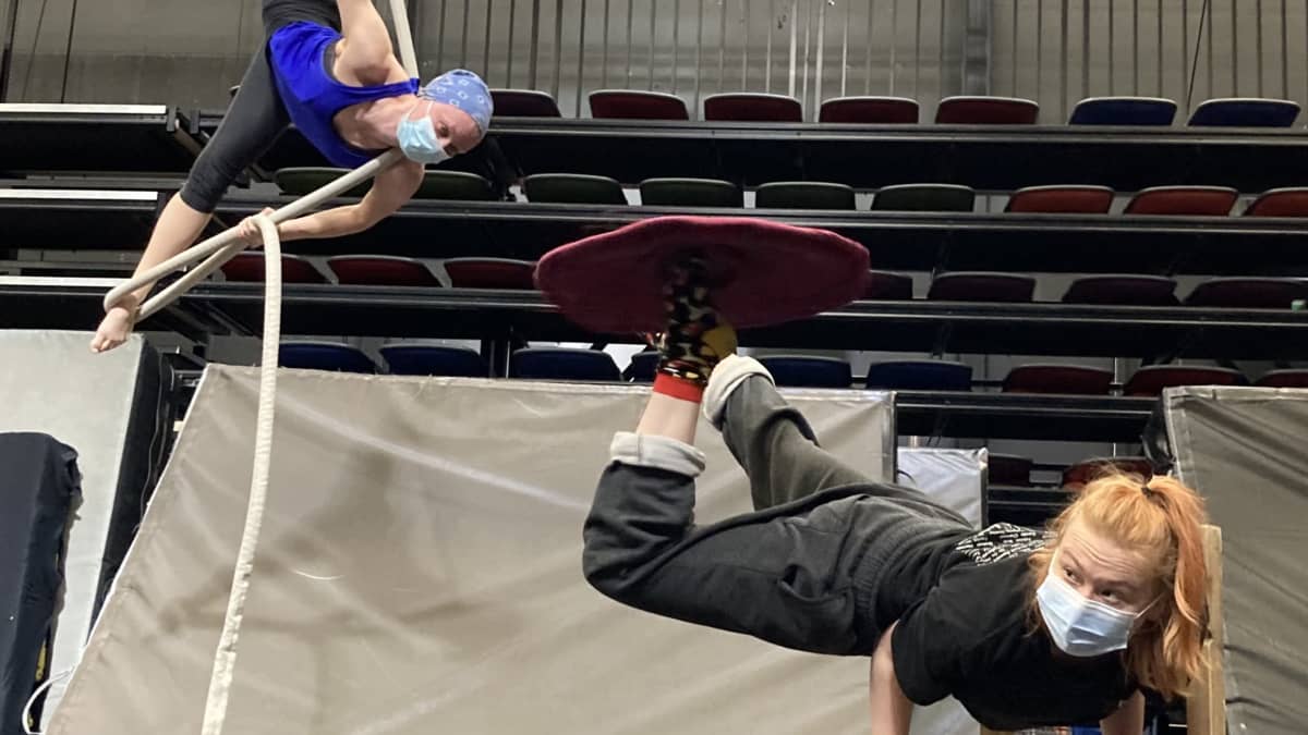 Sirkustaiteilijat palasivat maailmalta kotiin odottamaan pandemian ...