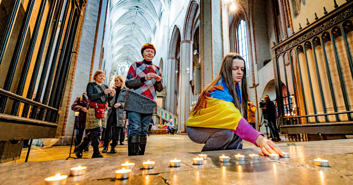 Demonstrationer och flagghissning för Ukraina ett år efter Rysslands ...