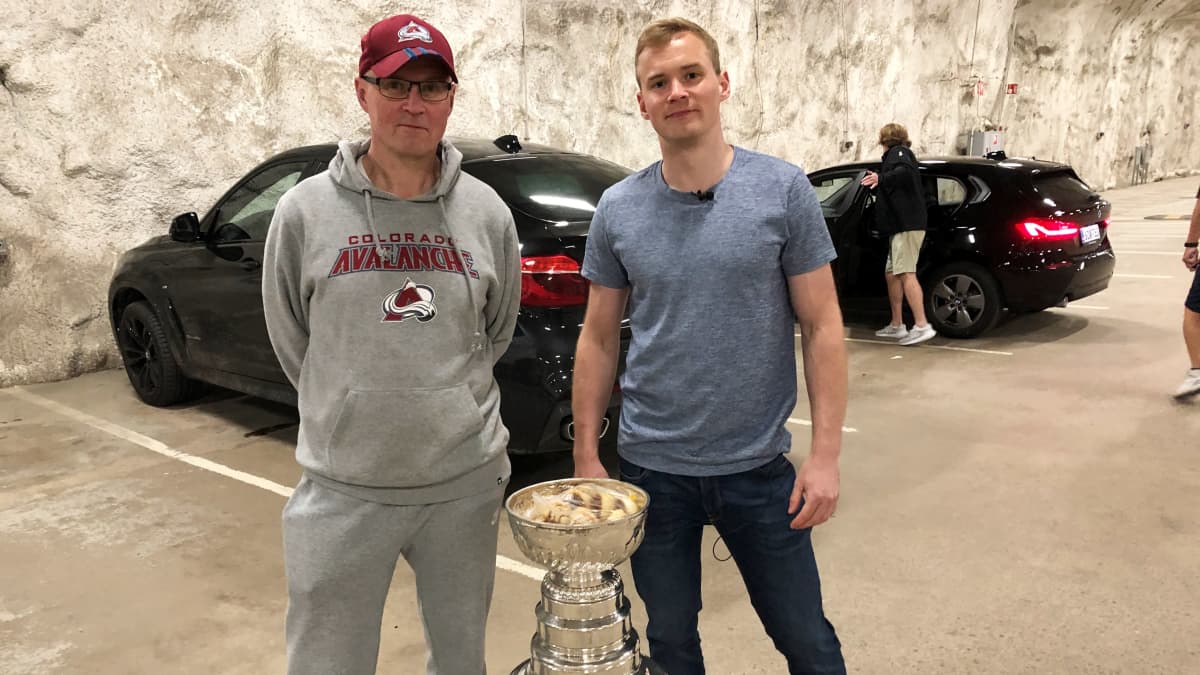 Artturi Lehkonen fiilisteli Stanley Cup pokaalin kanssa: "Näytän tätä ...