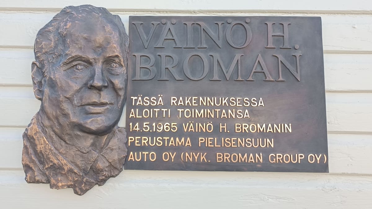Joensuun Suvantokadun puutaloon kiinnitetty reliefi kertoo Broman ...