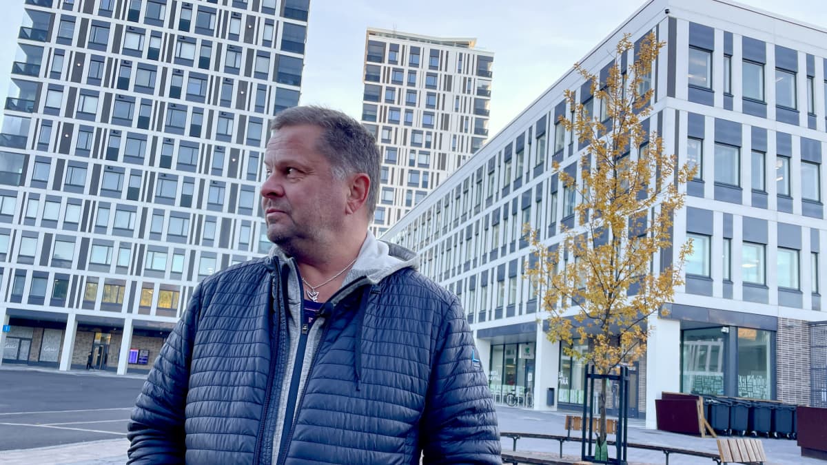 Ismo Apell seisoo Spede Pasasen muistomerkin takana: "Koen huonoa oloa ...