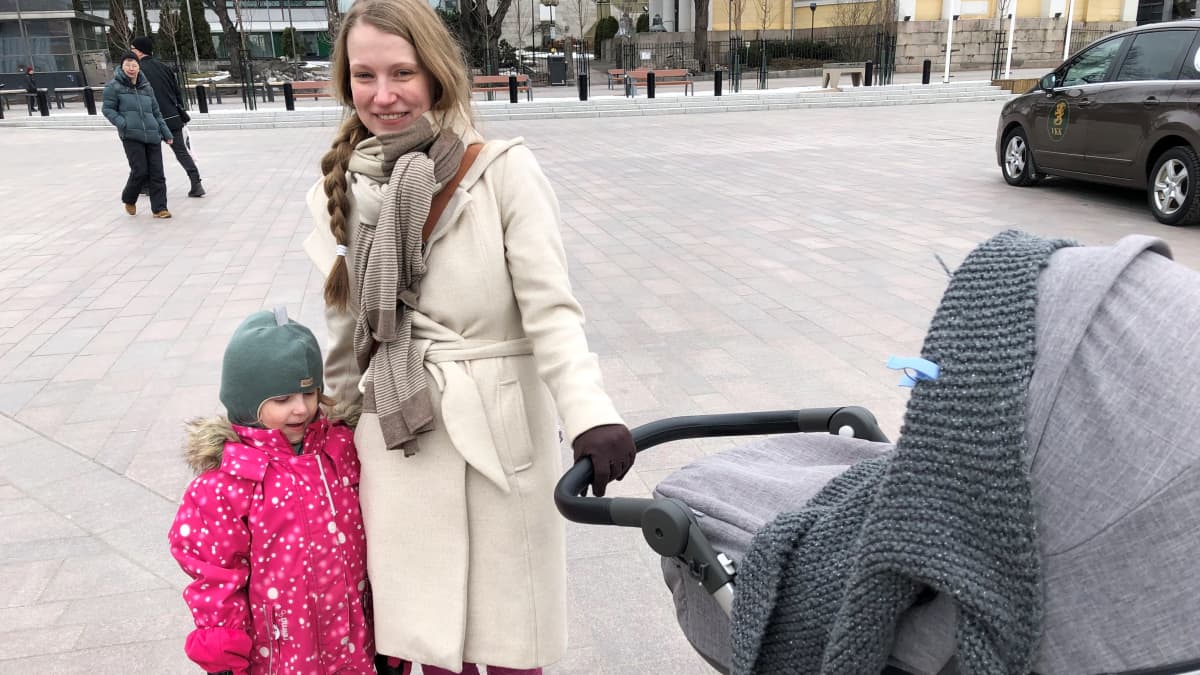 Vaalikentillä kätellään ja halaillaan – kasvokkain kohtaaminen on ...