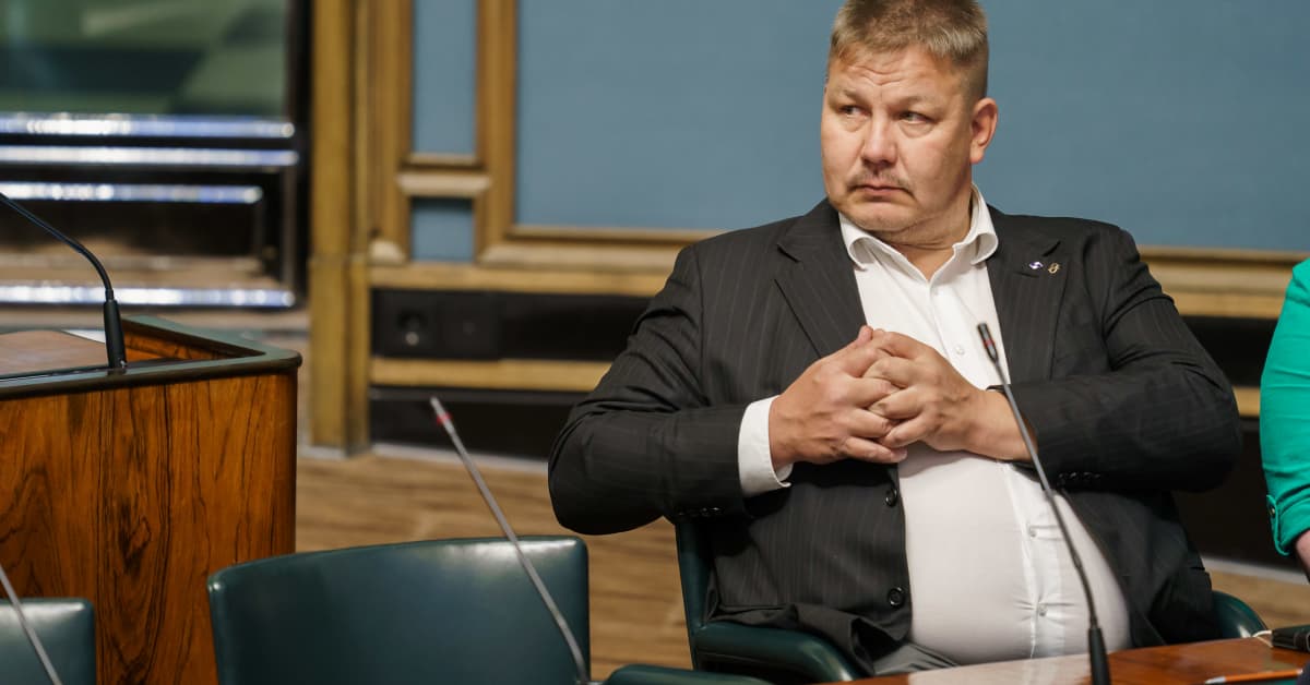 Kansanedustaja Juha Mäenpää arveli, että Linnan juhlissa olisi vaikea kätellä miesparia – näin ...