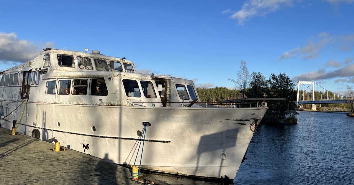 Kesällä häätökäskyn saanut M/S Tampere on siirretty pois Nokian Viinikanniemen laiturista ...