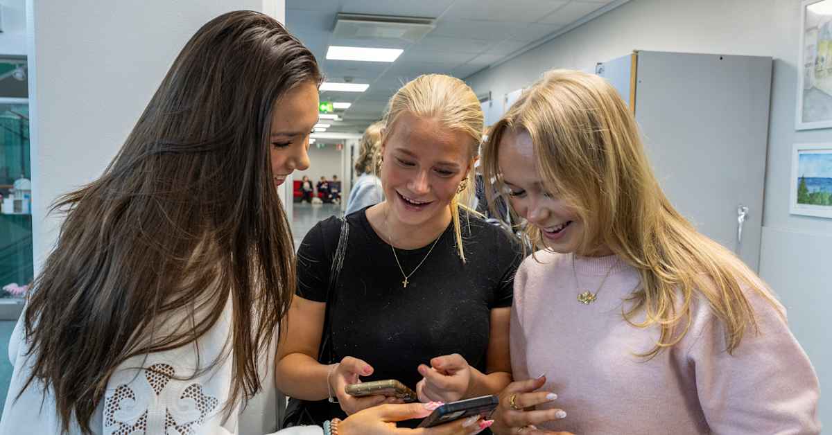 Mobilförbud på raster och lektioner – Utbildnings­styrelsen vill se sträng lagtolkning | Inrikes ...