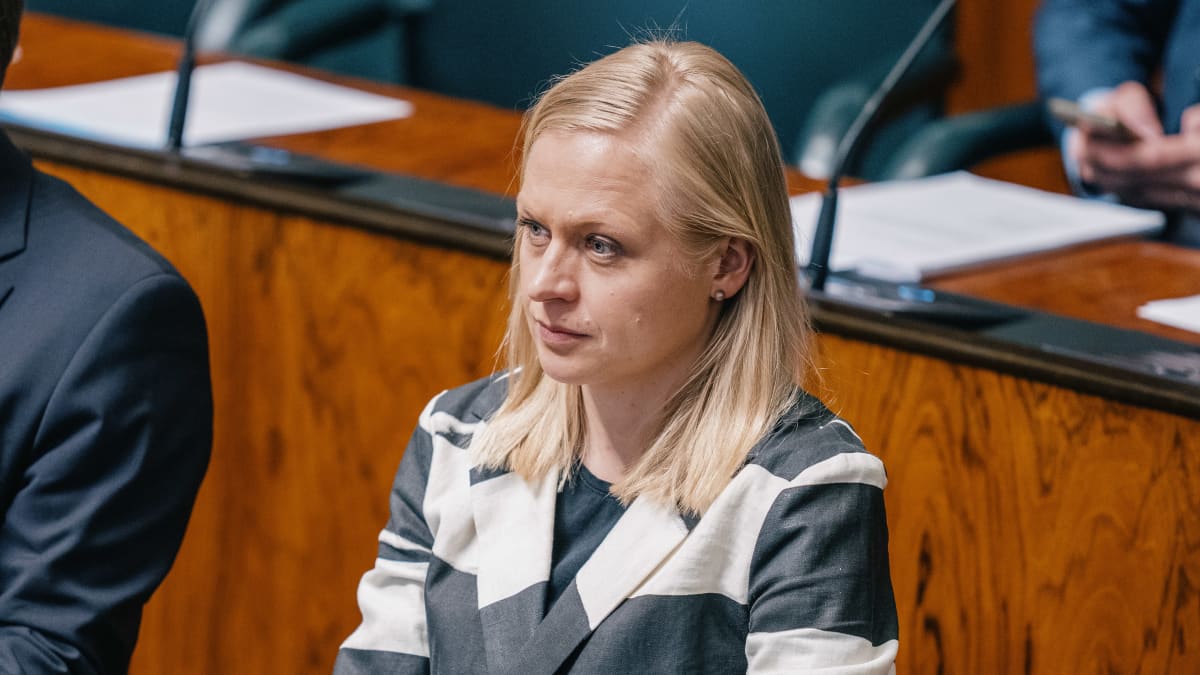 Auto törmäsi suojatiellä kokoomuksen varapuheenjohtaja Elina Valtoseen ...