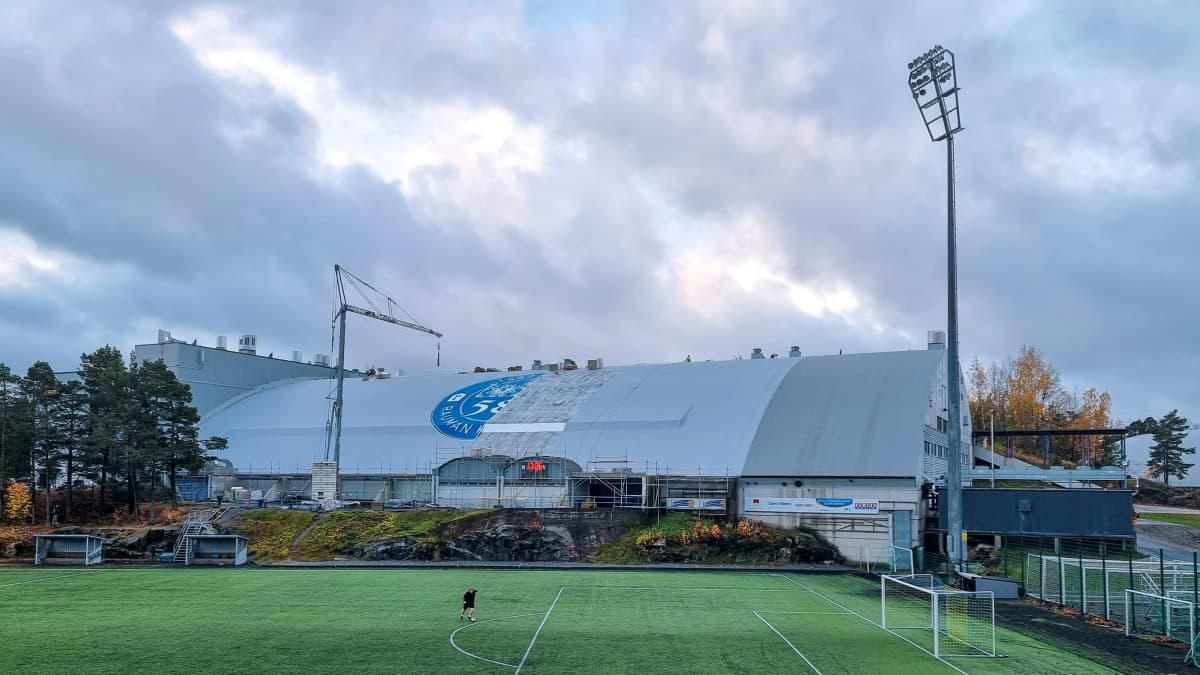 Rauman jäähallin katolle näyttävä 580 –juhlavuoden tunnus | Yle Uutiset