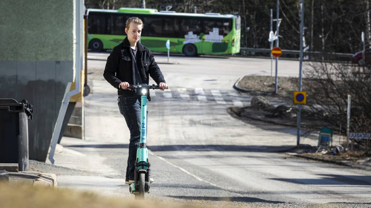 Vaikka moni vihaa, sähköpotkulaudoilla on myös vahva käyttäjäkunta ...