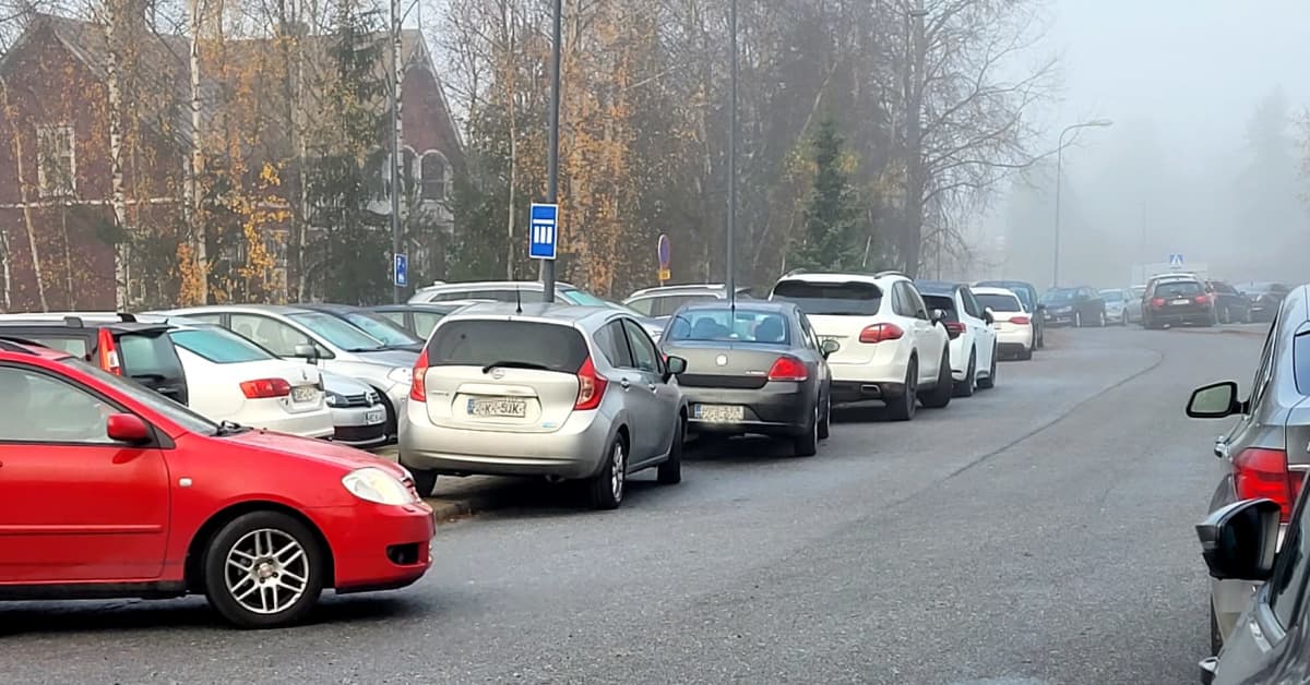 Pännäisten juna-aseman parkkipaikka pursuaa autoja | Yle Uutiset