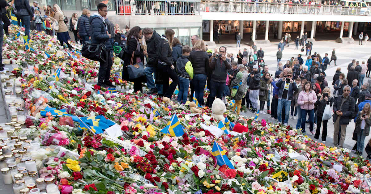 Ytterligare en död efter terrorattacken i Stockholm | Utrikes | Svenska Yle