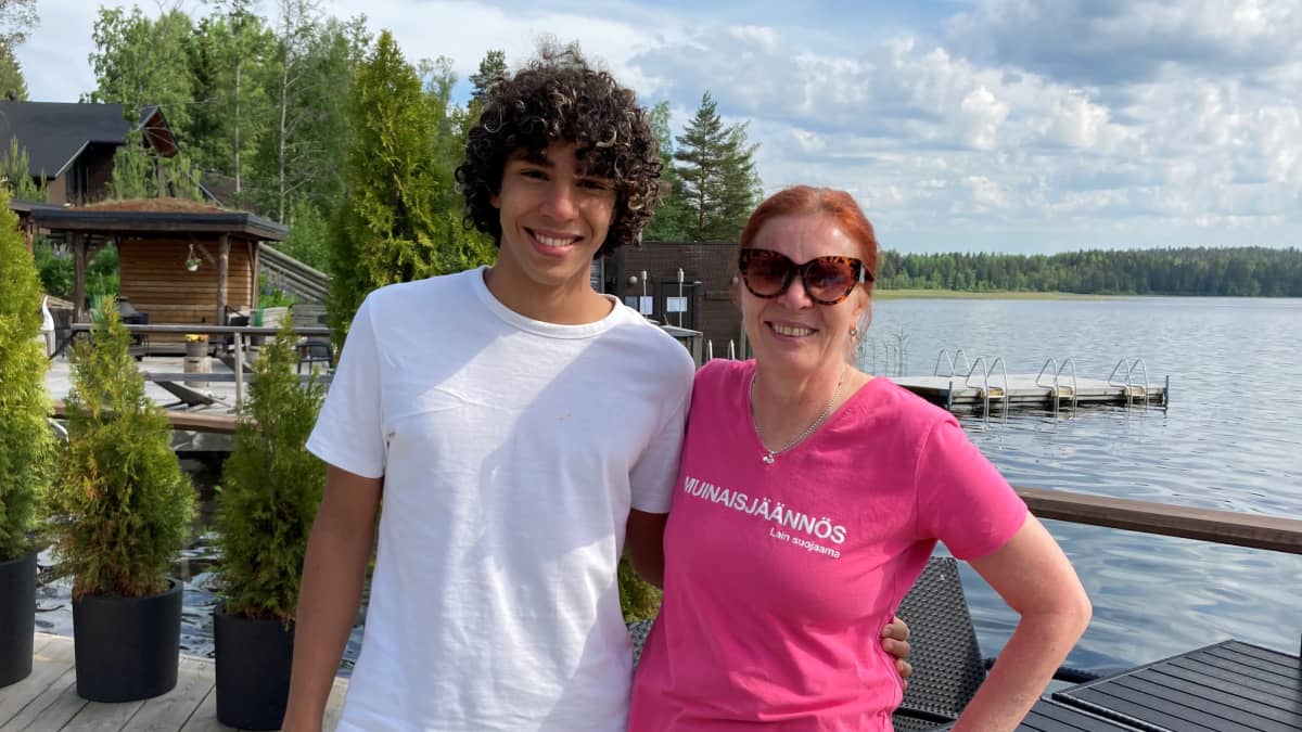 Kun Pyry Soiri astuu kentälle jalkapallon EM-kisoissa, hänen äitinsä ...