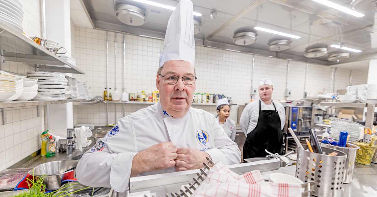 Behöver potatismos sjutton ingredienser? Vi tog reda på vad skolmaten ...
