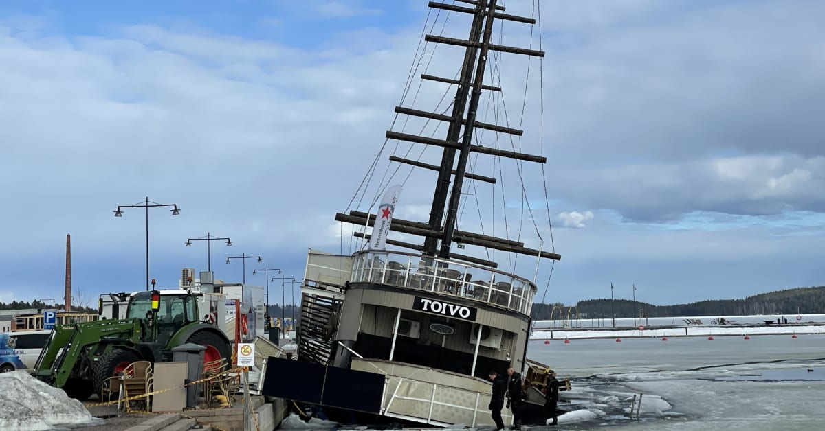 Ravintolalaiva Toivo on ollut veden vallassa Kuopion satamassa jo ...