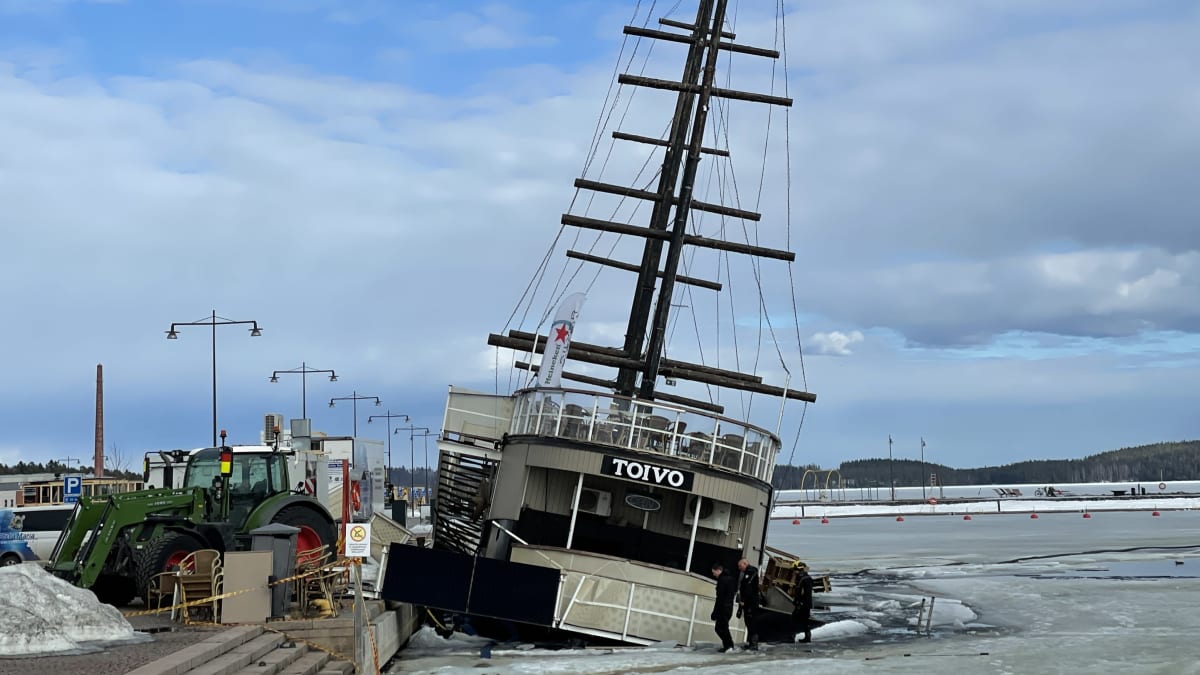 Ravintolalaiva Toivo on ollut veden vallassa Kuopion satamassa jo ...