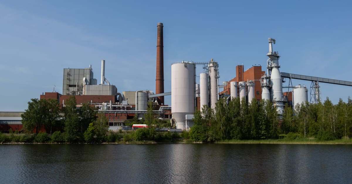 Työministeri Arto Satonen vieraili lakkautettavalla Stora Enson ...