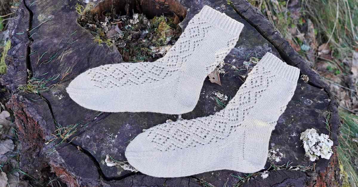 Lär dig att sticka spets – de här somriga sockorna är ett lagom litet ...