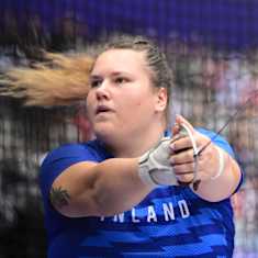 Silja Kosonen olympialaisten moukarihäkissä.