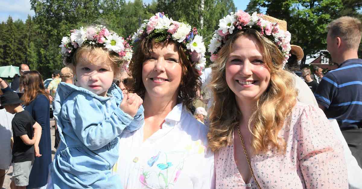 God stämning och mycket folk då midsommarstången restes på Sarvsalö ...
