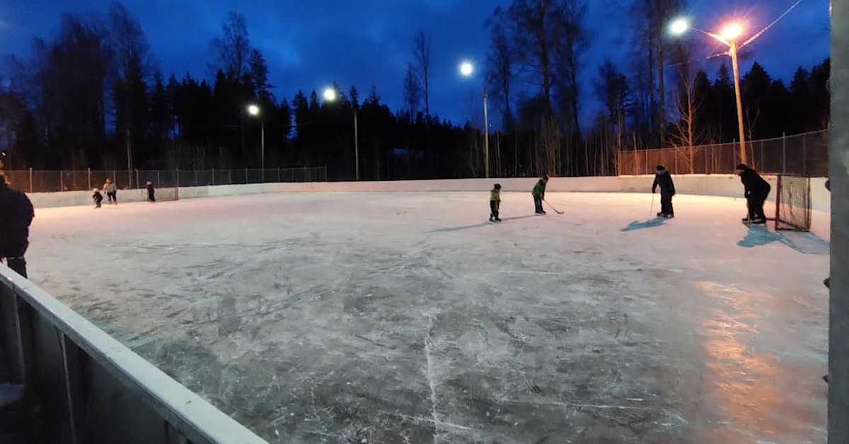 Det finns isplaner i många byar trots att vintervädret är utmanande för ...