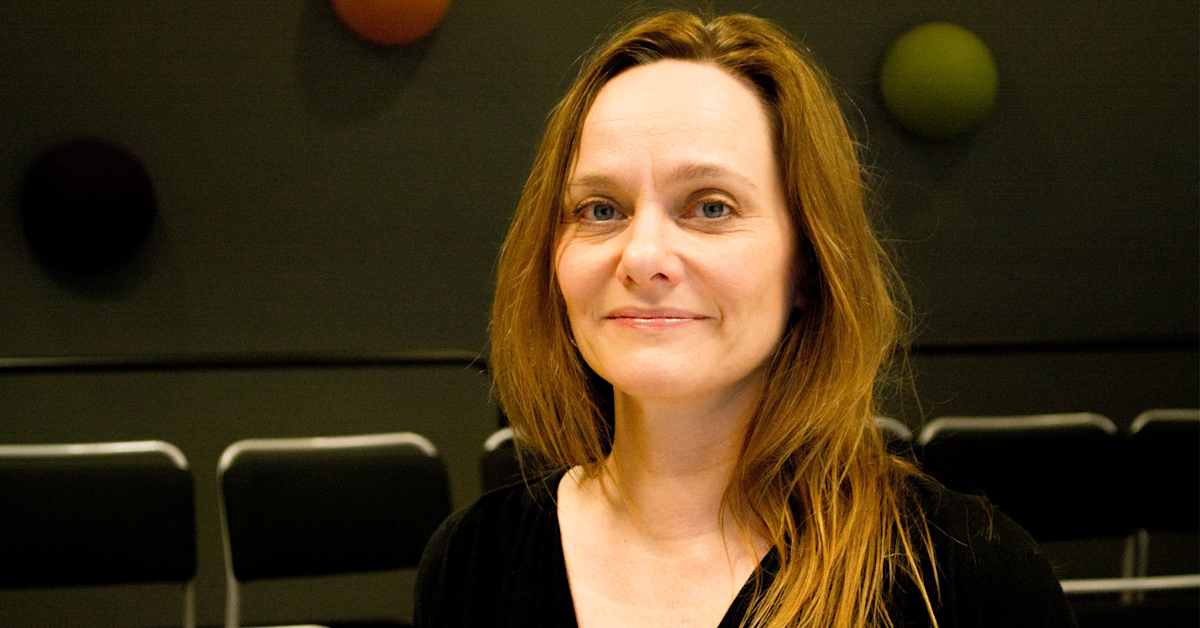 Maren Uthaug ritar streckgubbar inför publik | Kultur | Svenska Yle