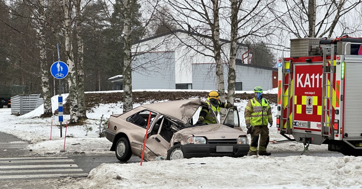 Puolustusvoimien kuorma-auto ja henkilöauto kolaroivat Kajaanissa ...
