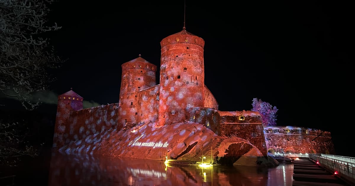 Olavinlinna loistaa toivoa pimeyden keskelle – katso, miltä juhlavalaistus näyttää | Etelä-Savo ...