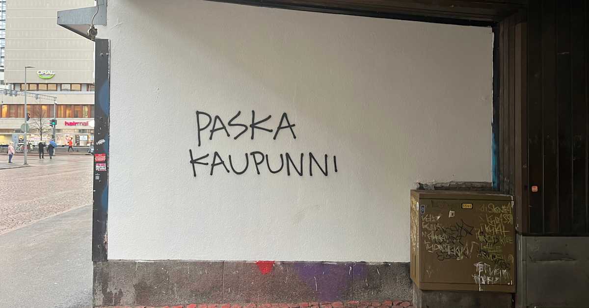 Oulun maamerkkinä tunnettu Paska Kaupunni -graffiti on palannut jälleen ...