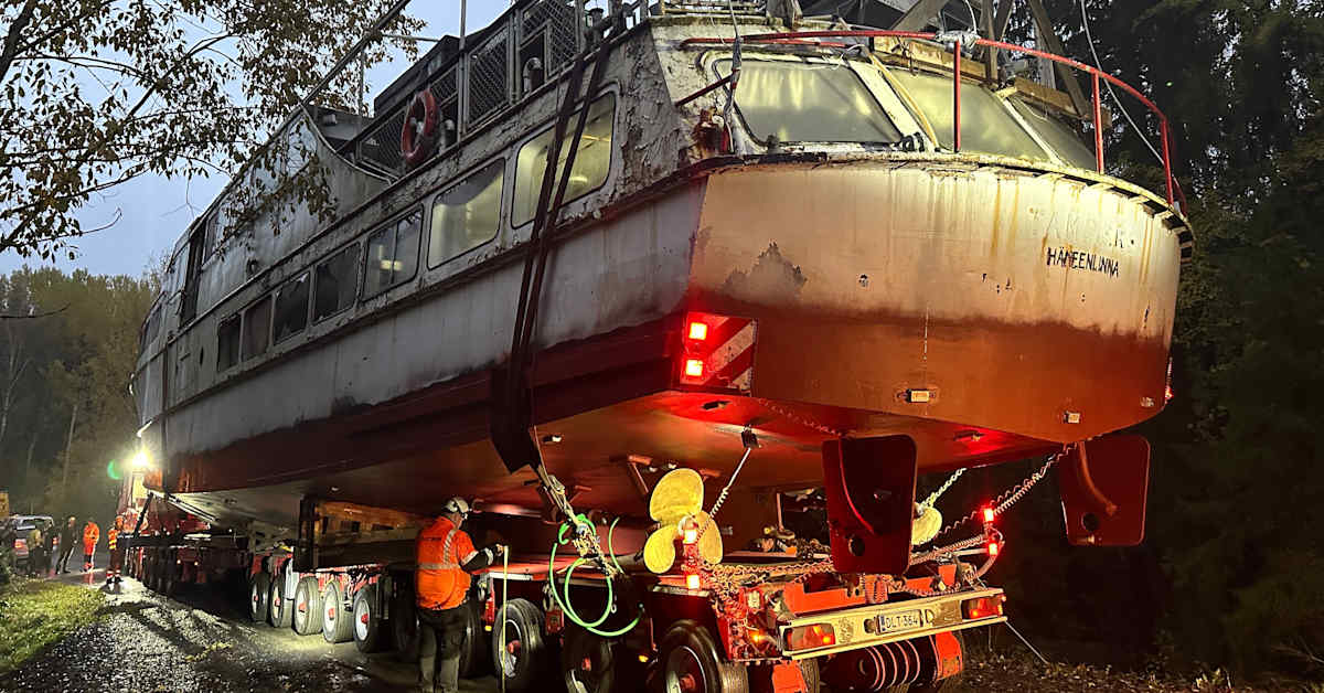 Katso, miten aavelaiva M/S Tampere lähti Valkeakoskelta – erikois­kuljetuksen suuntana Loviisa ...