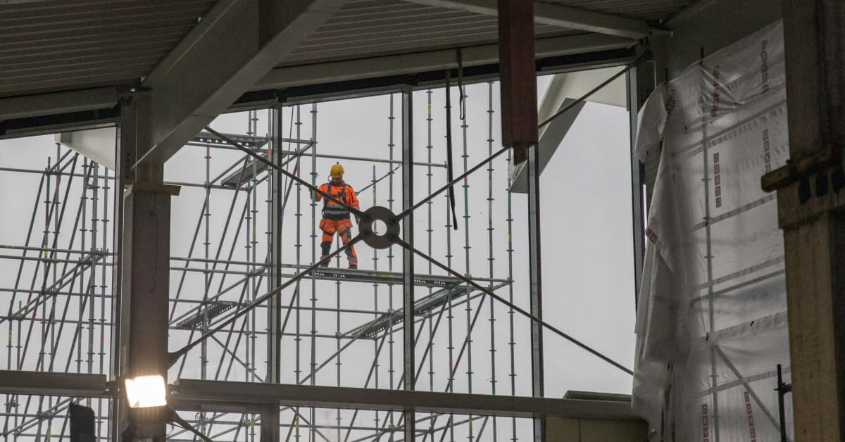 Kun tuuli puhaltaa työmaalla, nostohommat täytyy lopettaa – tältä ...