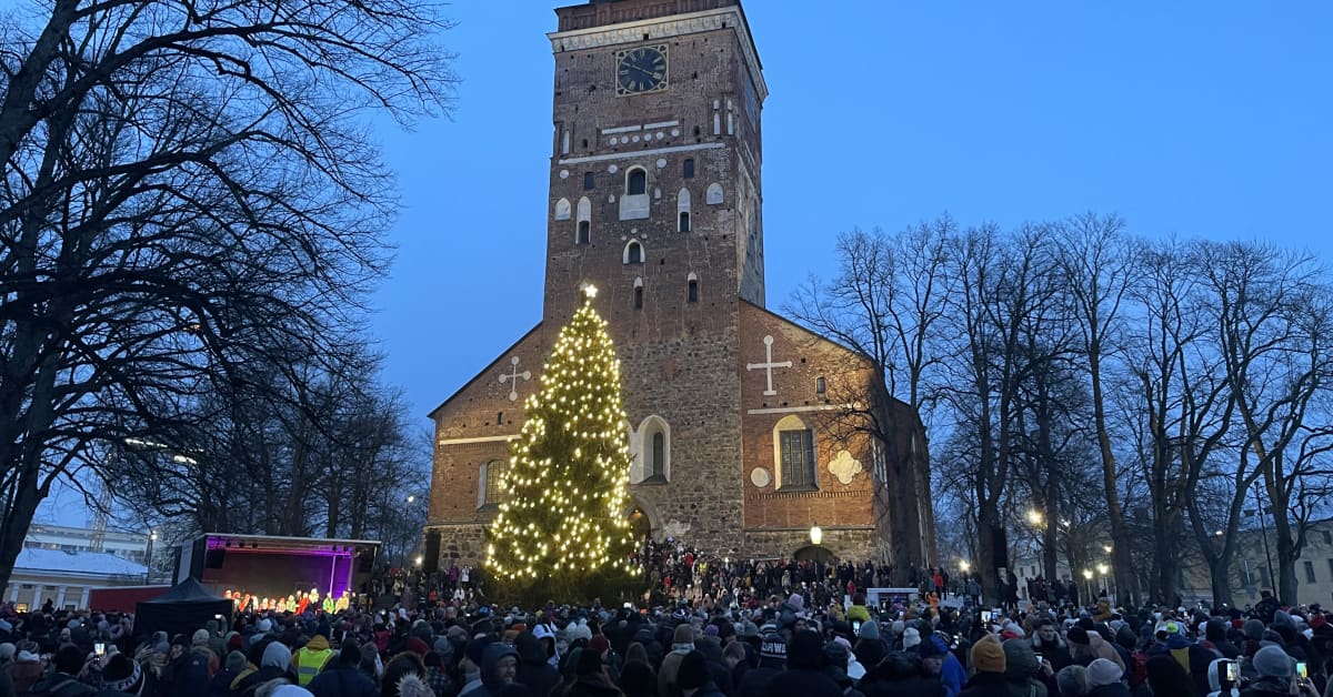 Suomen Turku aloitti jouluajan – ykköskuusen valot sytytettiin aplodien ...