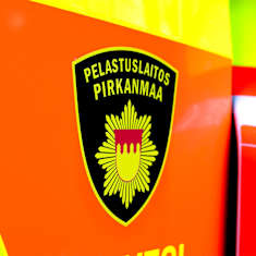 Paloauton ovi, jossa Pirkanmaan pelastuslaitoksen logo.