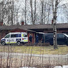 oliisin yksikkö suorittamassa kotietsintää yksityisasunnossa keväisenä päivänä.