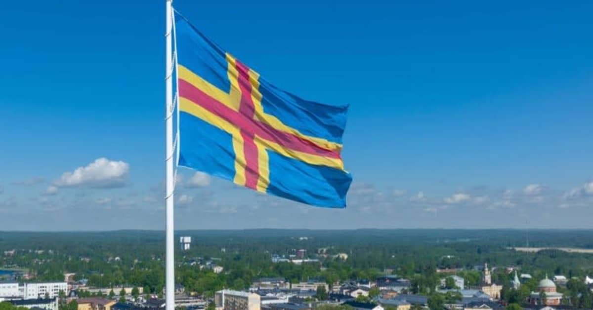 Maailman suurin Ahvenanmaan lippu nostettiin jättitankoon Haminassa ...