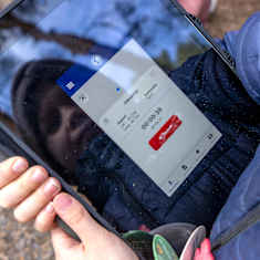 Tabletilla oleva Muuttolintujen kevät -sovellus nauhoittaa lintujen laulua.
