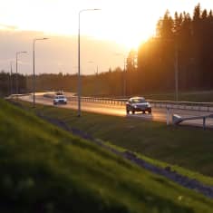 Autoja nelikaistatiellä Rahulassa Mikkelissä.