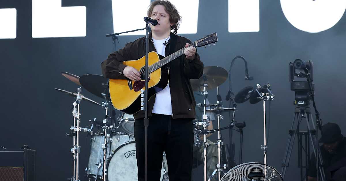 Artisten Lewis Capaldi gör comeback efter hälsokamp | Kultur | Svenska Yle