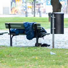 Ihminen nukkuu makuupussissa Tampereella Emil Aaltosen puistossa Tammelassa.