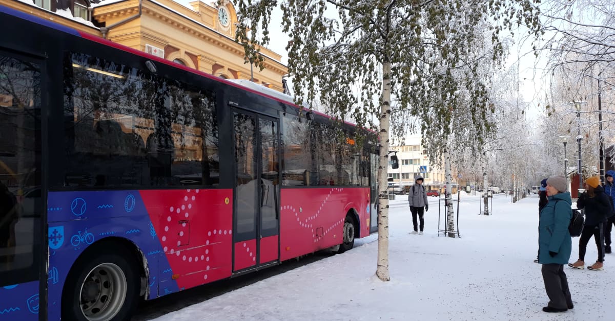 Poliittiset lakot näkyvät torstaina muun muassa joukkoliikenteessä ...