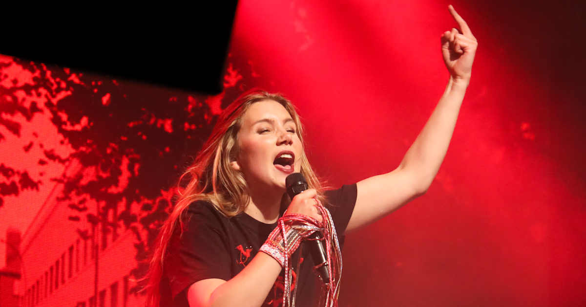 Kaksi saamelaismuusikkoa: Vain perinteen keskellä kasvaneilla on oikeus joikata | Yle Kulttuuri ...