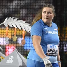 Silja Kosonen kävelee mitalien ohi.